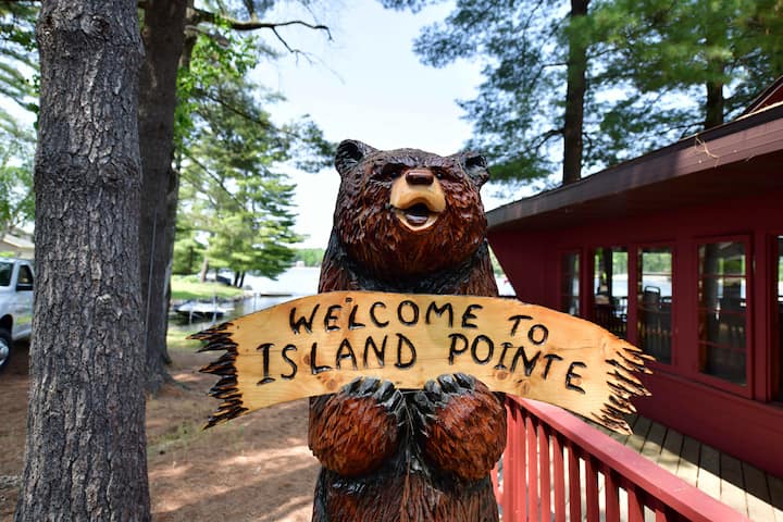 Forest Fortress Lakeside Villa - Lake Delton, WI