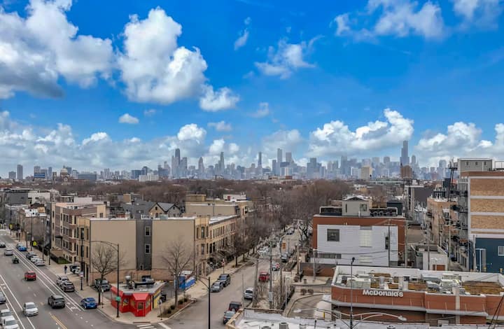 Skyline Views • Rooftop • Free Ev Garage Parking - Chicago, IL