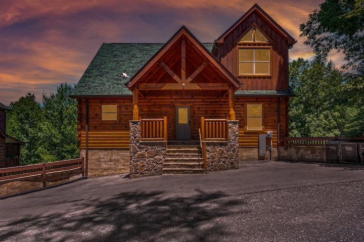 Close 2 Pf Strip. 2 Pools. Free Putt Putt, Hottub. - Pigeon Forge, TN