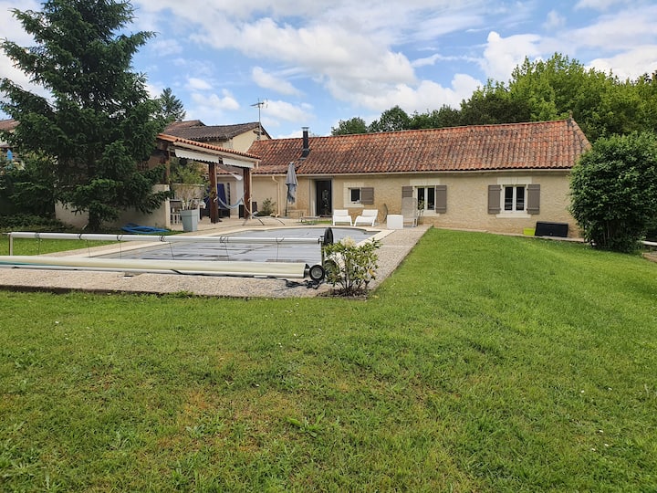 Maison 170m² Rénovée à La Campagne - Château de Neuvic