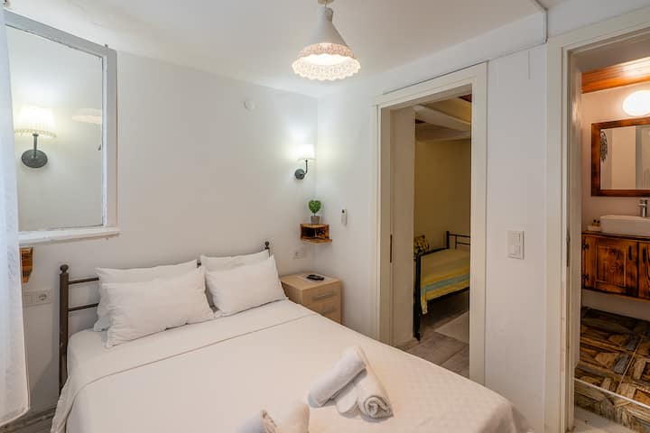 Alaçatı'nın Kalbindeki Taş Ev: Mimoza Oda - Çeşme