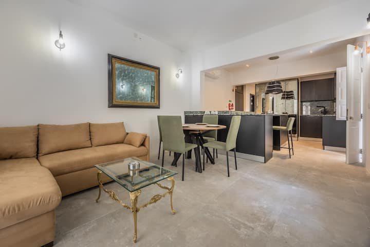 Traditional Townhouse W/ Maltese Balcony Valletta - Valletta