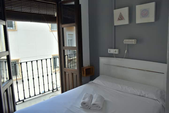 Hab. Cama Doble, Baño Compartido - Granada