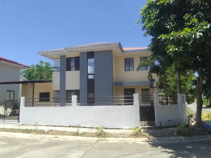 Cozy Pet-friendly House | Near Tagaytay Escape - Calamba