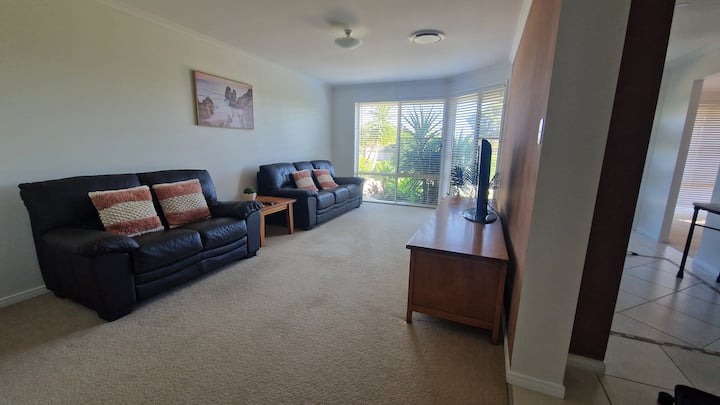 Calahoney - Delightful Home With Pool - Hervey Bay