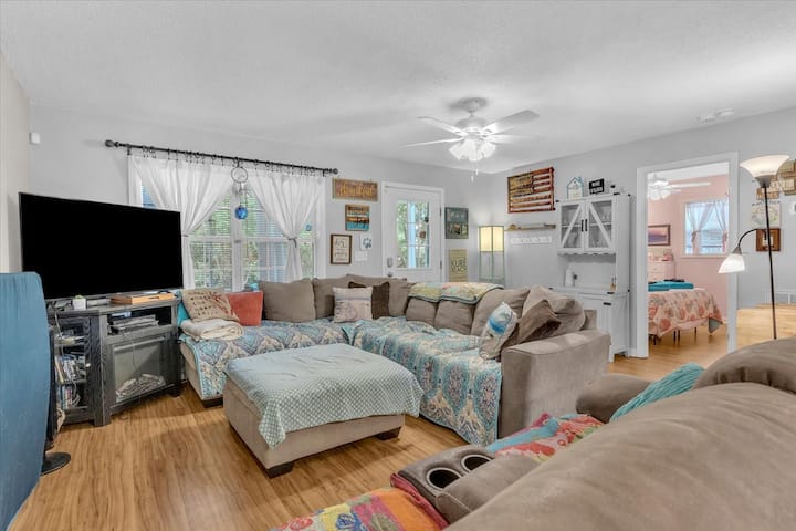 Cottage~4bed~beach~outdoor Shower~yard~pets - Oak Island, NC