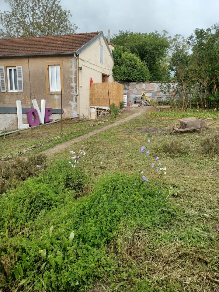 Logis Pivoines Maison Proche Le Pal à Trézelles - Lapalisse