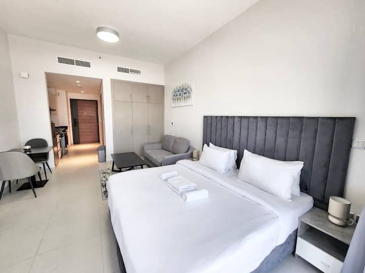 715 Stylish Studio Pool View Al Jaddaf - Dubai