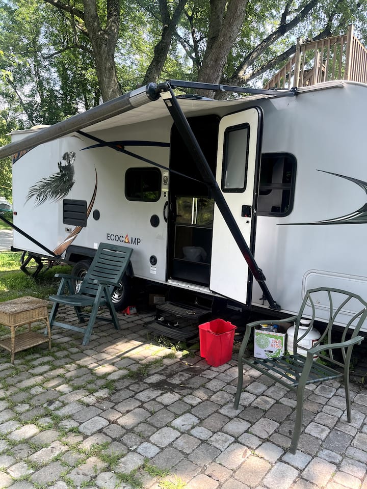 Urban Farm Glamping With Purpose - Sherbrooke
