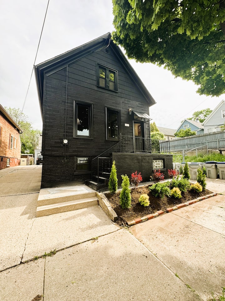 The Raven Industrial Modern 4br Riverwest Home - Milwaukee, WI
