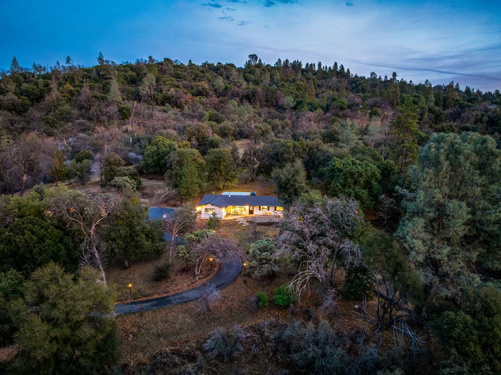 Secluded Family Retreat With Views, Spa & Arcade - Bass Lake, CA