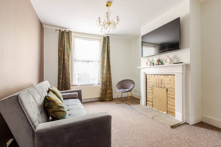 Central Townhouse With Free Parking - Maidstone