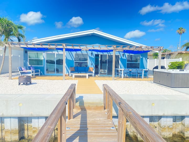Dolphin Blue Beach House-waterfront, Pet Friendly - Indian Rocks Beach, FL
