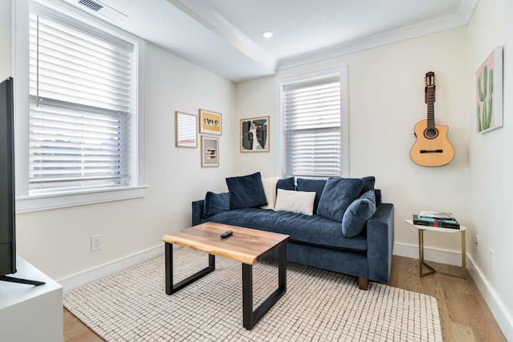 Luxe 2 Bed 2 Bath Condo With Free Parking - Northeastern University, Boston