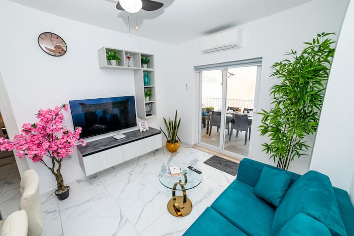 Large Sea-side Hot Tub Lux Apartment - Malta