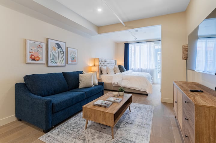 Downtown King Suite W/ Balcony - Montreal