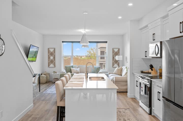 King Bed | Garage | 8 Guests | Close To Airport - Calgary