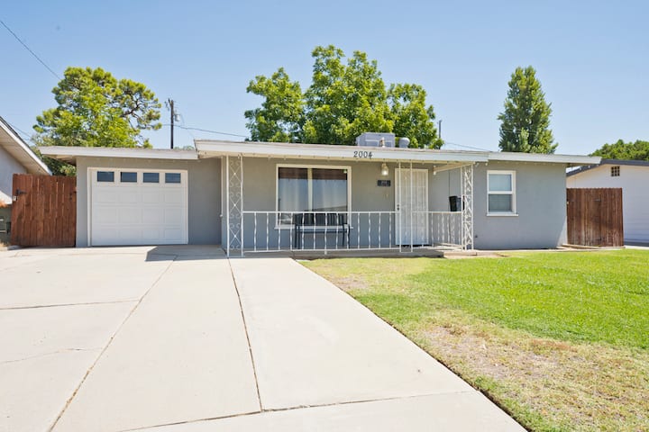 Casita Near Airport Great Backyard Pet-friendly! - Bakersfield, CA