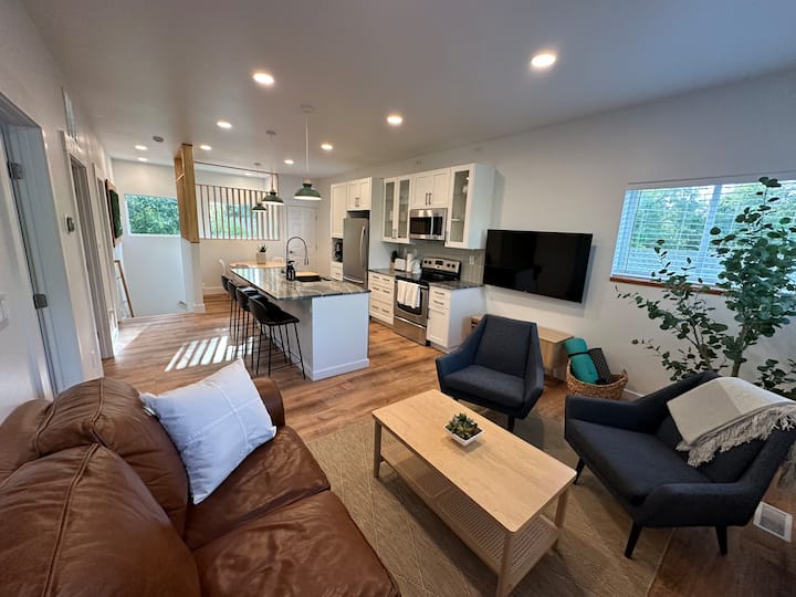 Ivywild Hideaway -Luxurious New Build Private Yard - Colorado Springs, CO