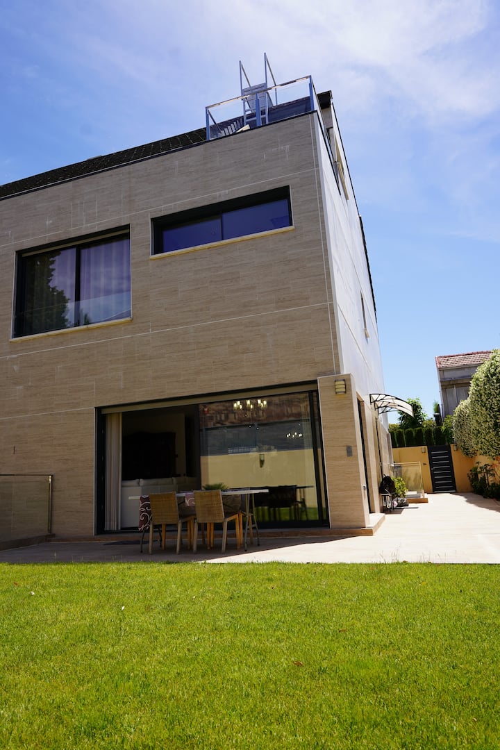 Casa Completa De Lujo Con Jardin - Madrid