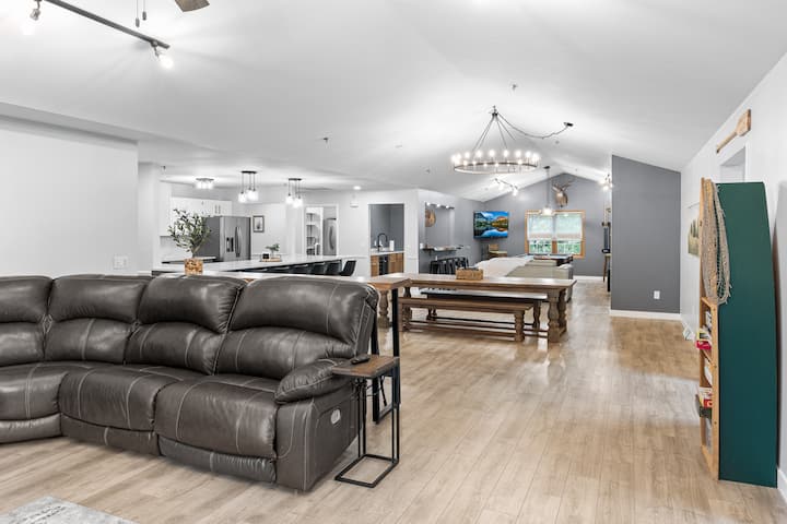 Spacious 7 Br Home Near Green Lake / Golf Course - Ripon, WI