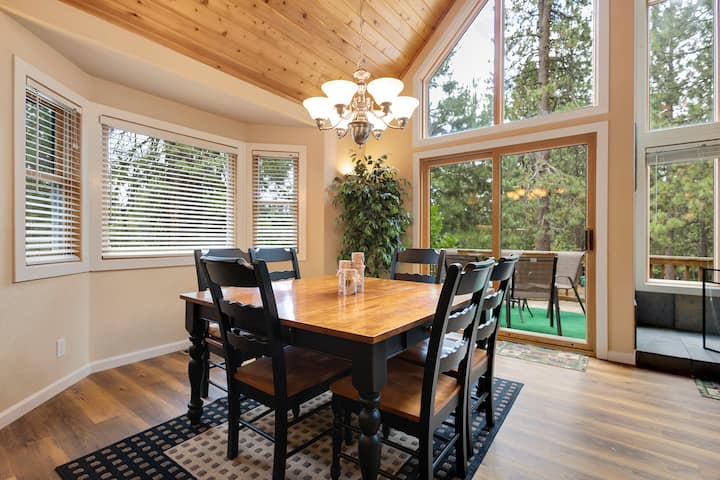 Family-friendly Lake Almanor Cabin + Resort Perks - Lake Almanor, CA