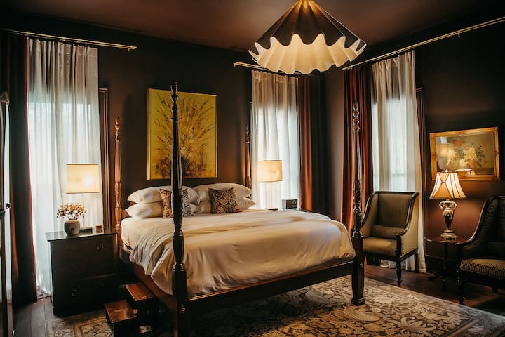 King & Queen Suite Downtown At Crystal River Inn - San Marcos, TX