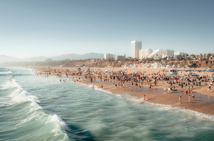 8 Santa Monica Huge Stylish Apartment - Santa Monica, CA