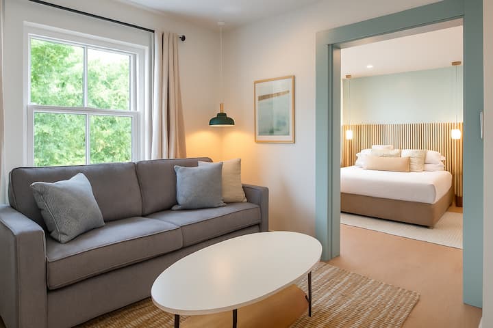 King Suite + Private Sofabed Room, Free Beach Gear - Birch Aquarium at Scripps Institution of Oceanography