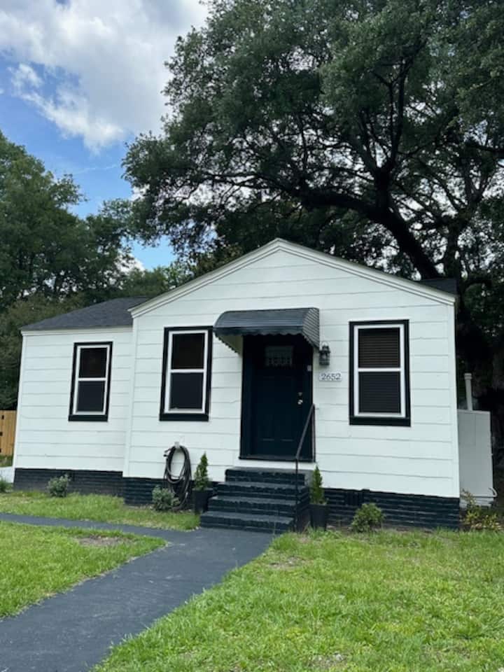 Location! Home Away From Home - North Charleston, SC