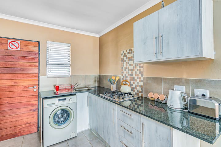 No.2 - 2br Aptmt W/ 4 Single Beds Near Cresta Mall - Johannesburg