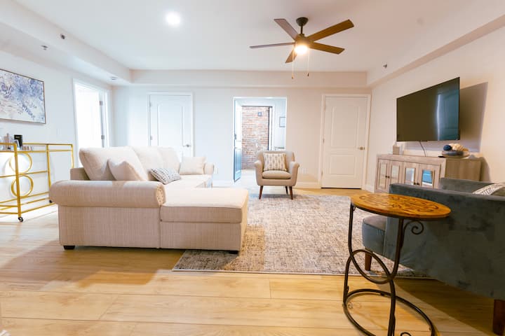 Best Downtown Lexington Location! + Free Parking - 렉싱턴