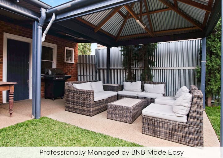 The Hideaway - Charming Cottage, Entertaining Area - Wagga Wagga
