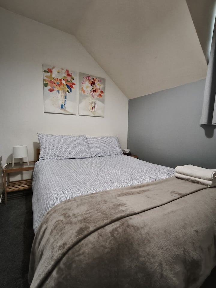 #4 Double Room - Shared Bathroom Donegal Room - Cork