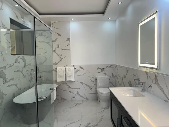 Elevated Stay In Kingston With Pool & Balcony - Kingston