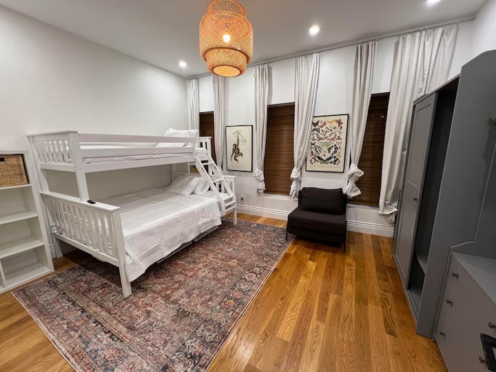 Massive Room W/ Private Bath, Laundry, And Yard - Queens, NY