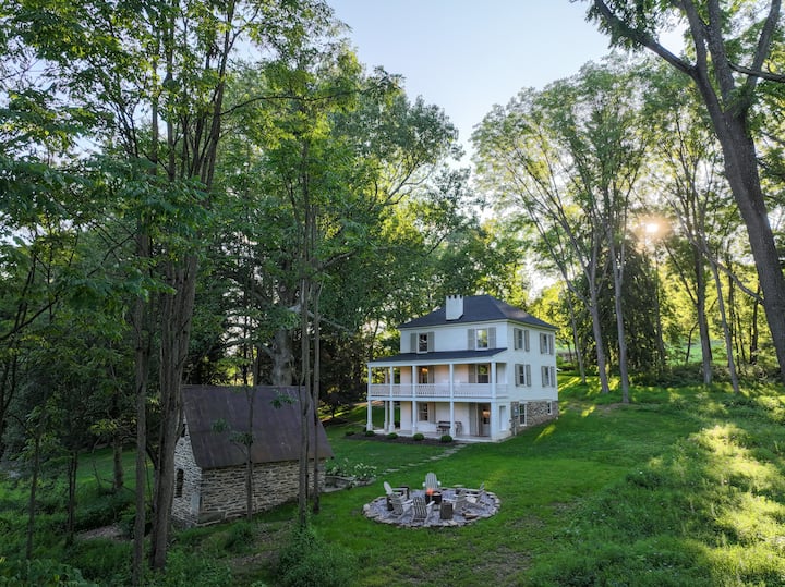 Oakland House - Secluded Luxe Farmhouse + Hot Tub - Prettyboy Reservoir, MD