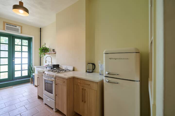 Sunny Ridgewood Hideaway - Queens, NY