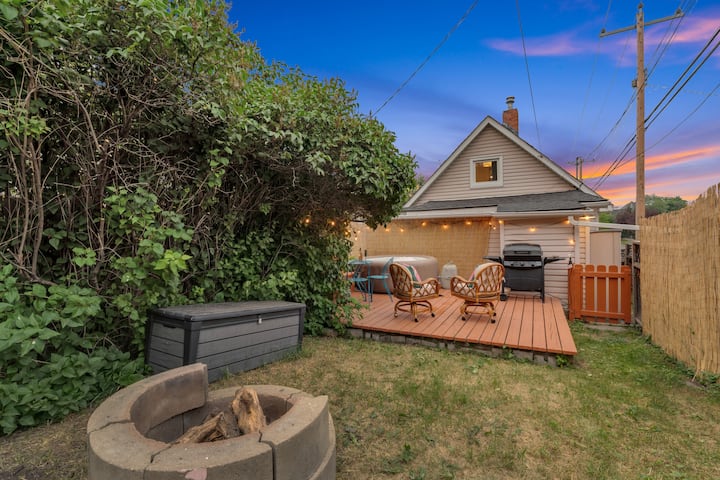 3 Bedroom Home Near Saddledome W/ Large Yard - Calgary