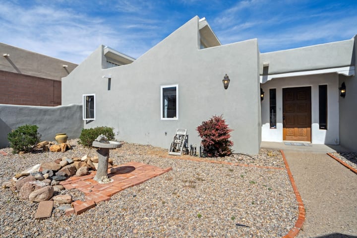 Perfect Mountain & Sunset Views - Rio Rancho, NM