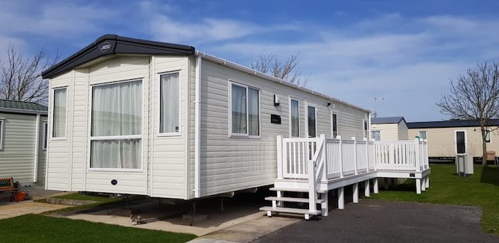 Bampi's Caravan Retreat: - Porthcawl