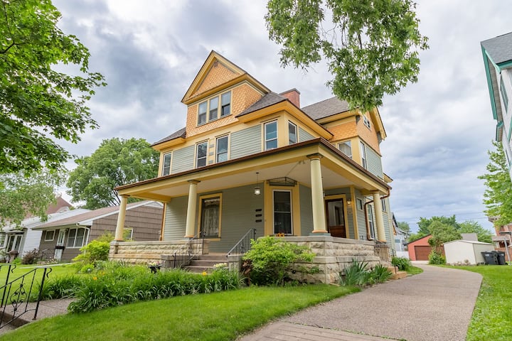Victorian Manor Suite - La Crosse, WI