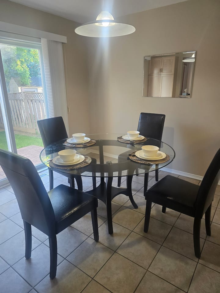 Spacious Private Bedroom In A Cozy Home (Right) - Ottawa