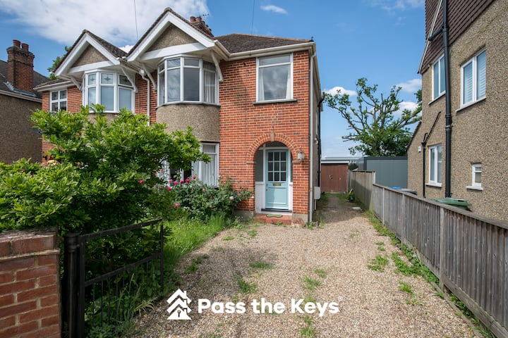 Spacious Home In Windsor With Parking & Garden! - Slough