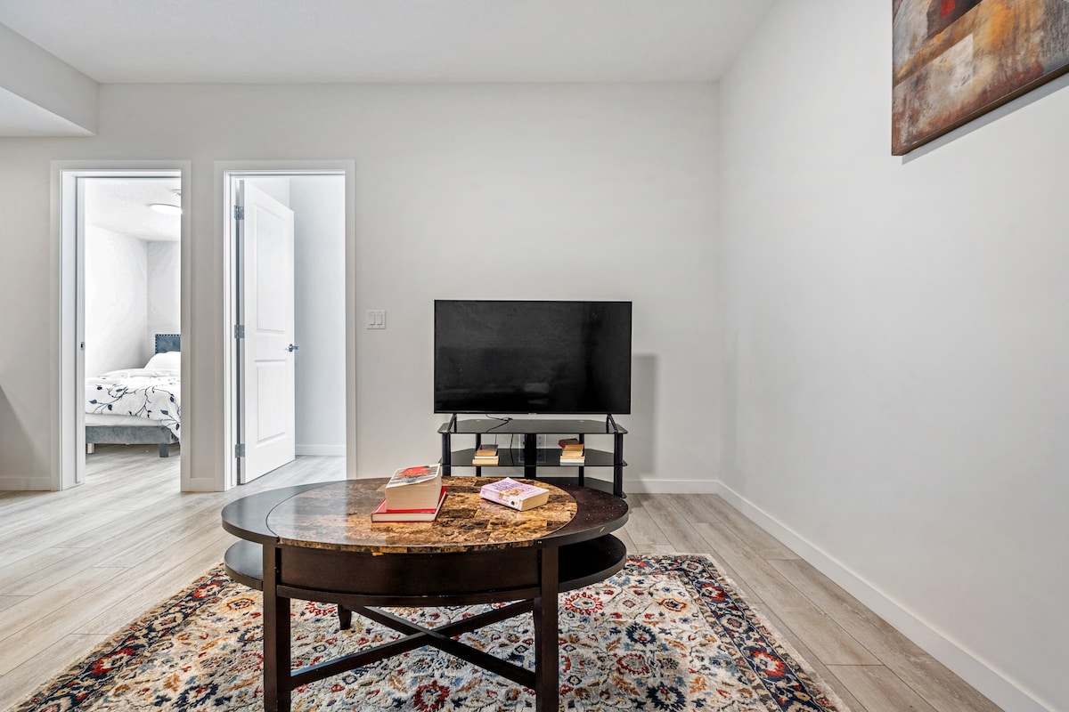 2 Bedrooms Cozy Suite Calgary NW - 15 min to YYC - Houses for Rent in ...