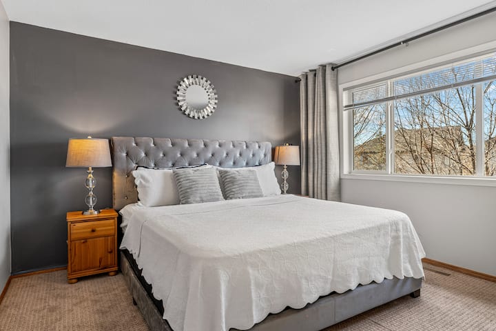 King Bed, Entire Main Floor Close To Airport - Calgary