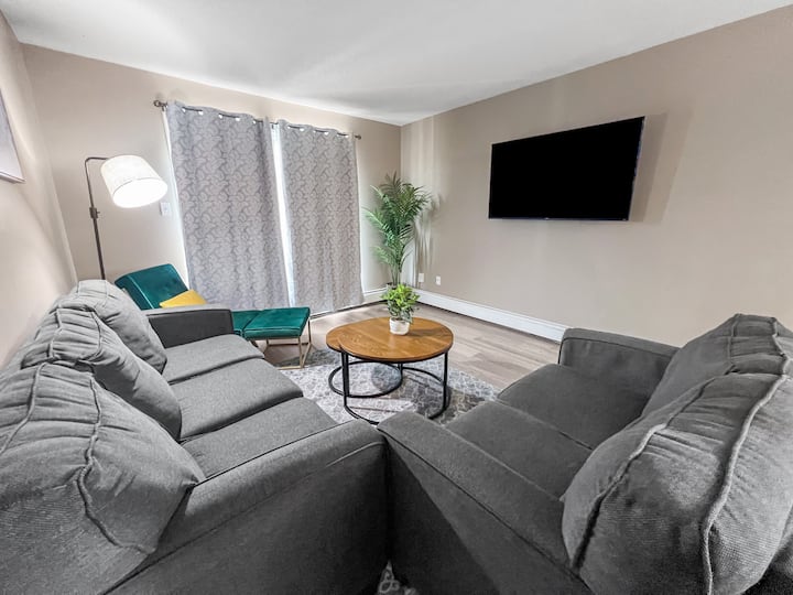 5 Mins To Rogers Arena - 2 Bedroom Private Suite - Edmonton