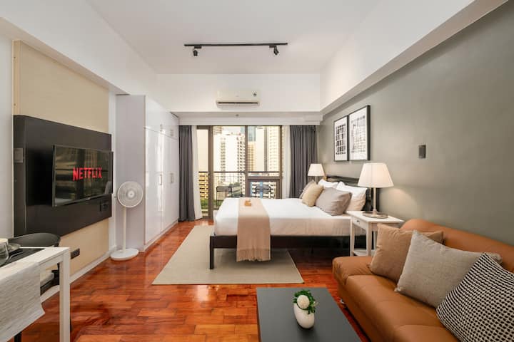 Studio W/ Balcony+skyline View Near Greenbelt Mall - Makati