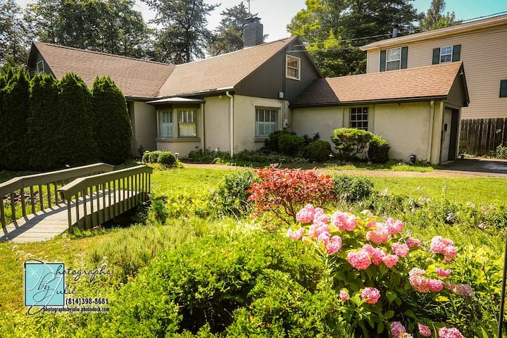 Carols Creekside 1 Mile To Beach - Erie, PA