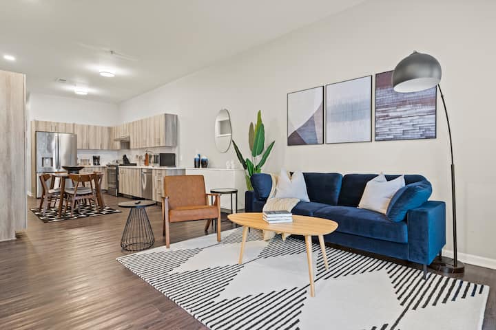 Stylish Kc 2br • 2 Baths • Walk To Attractions - Kansas City, KS